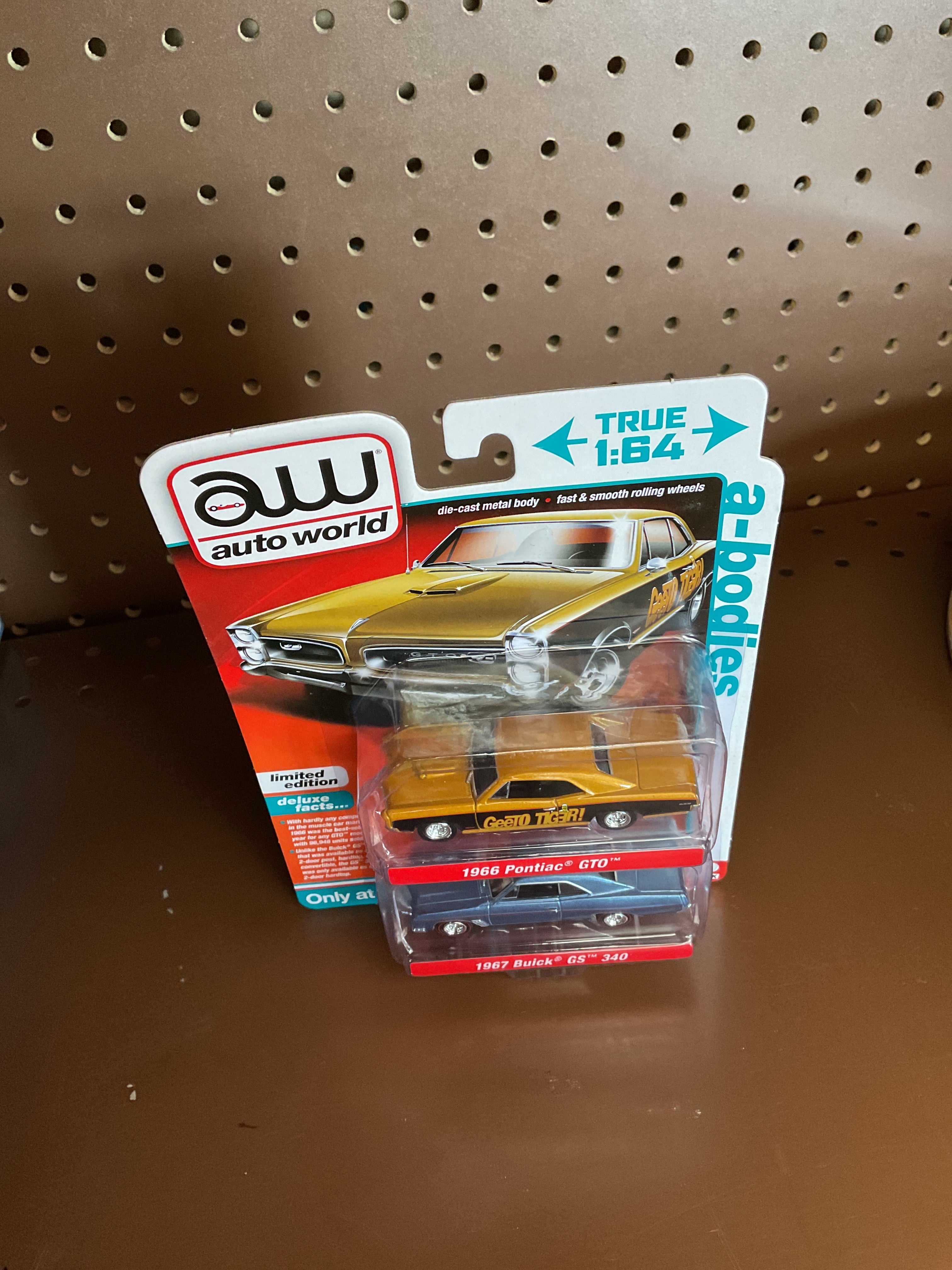 Auto World 2-pack die-cast model set, "A-Bodies" Deluxe Series ...